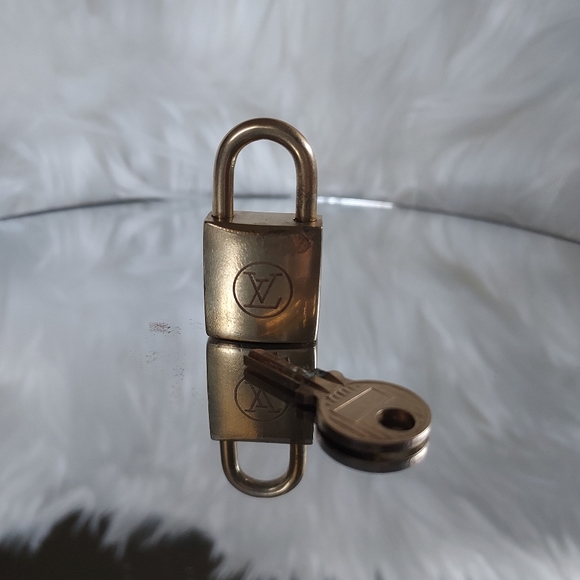 Louis Vuitton | Other | Authentic Louis Vuitton 20 Series Lock Key ...